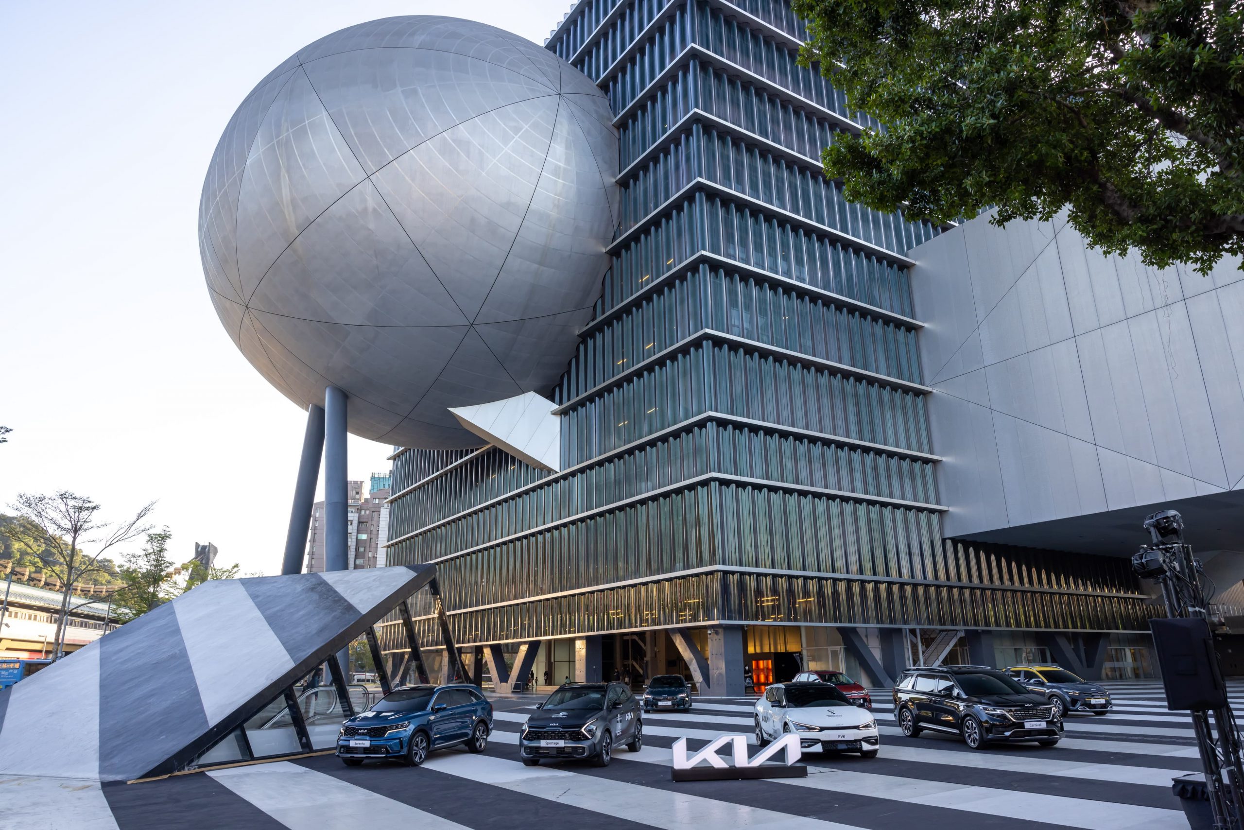 Kia Inspiration Day 發表全新品牌藍圖 宣告 2023 年導入頂級豪華旗艦休旅 Kia EV9 領軍一系列新能源車款，為永續 ...